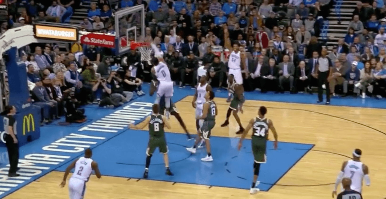 Russell Westbrook explose Thon Maker sur l'un des posters de l’année