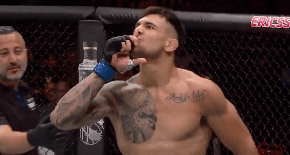 Aleksandar Rakic explose Jimi Manuwa : KO sur headkick au 1er round