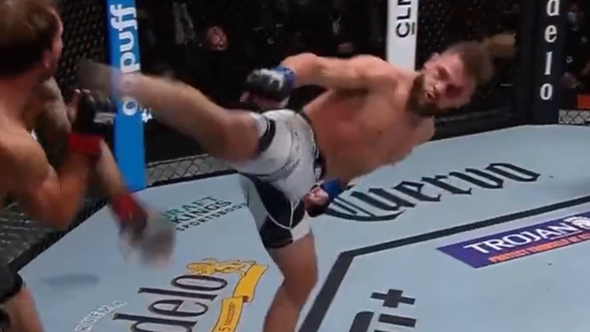 UFC Vegas 44 - Rafael Fiziev met KO Brad Riddell sur coup de pied retourné