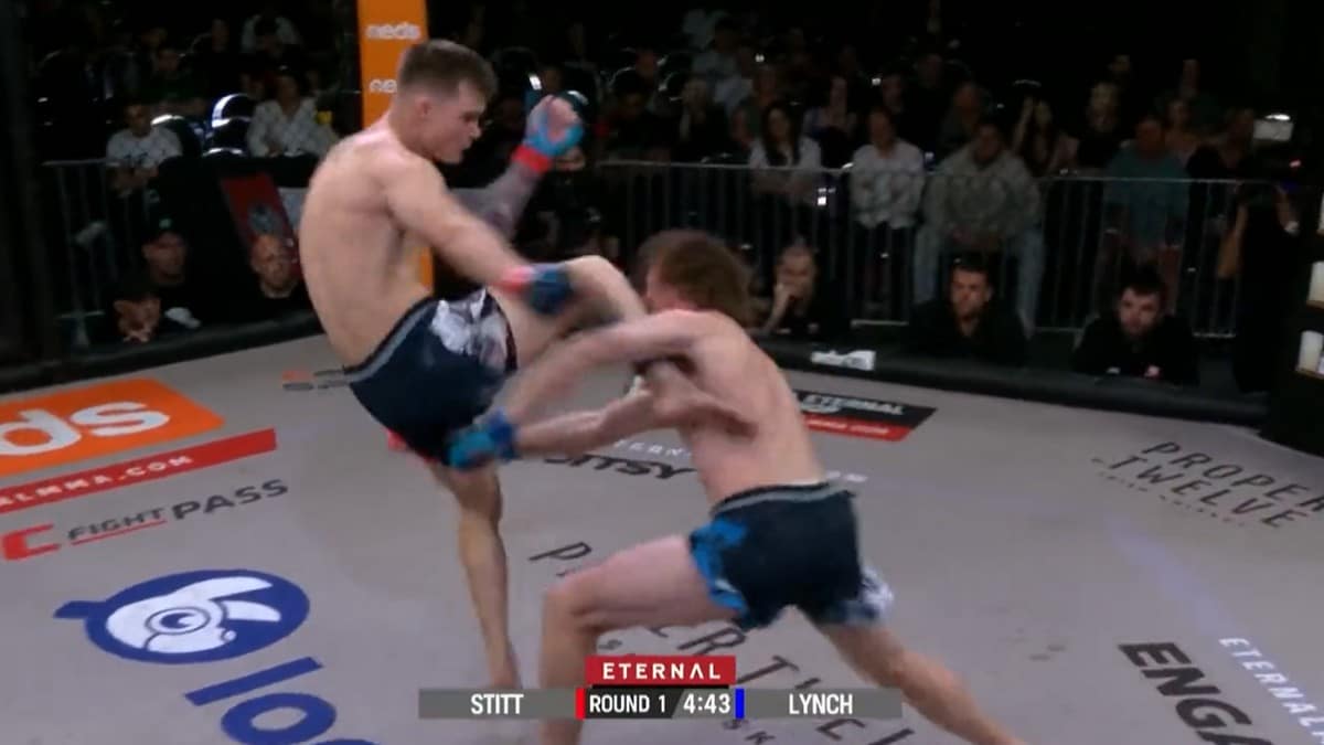 En 20 secondes, ce fighter gagne un combat avec un front kick