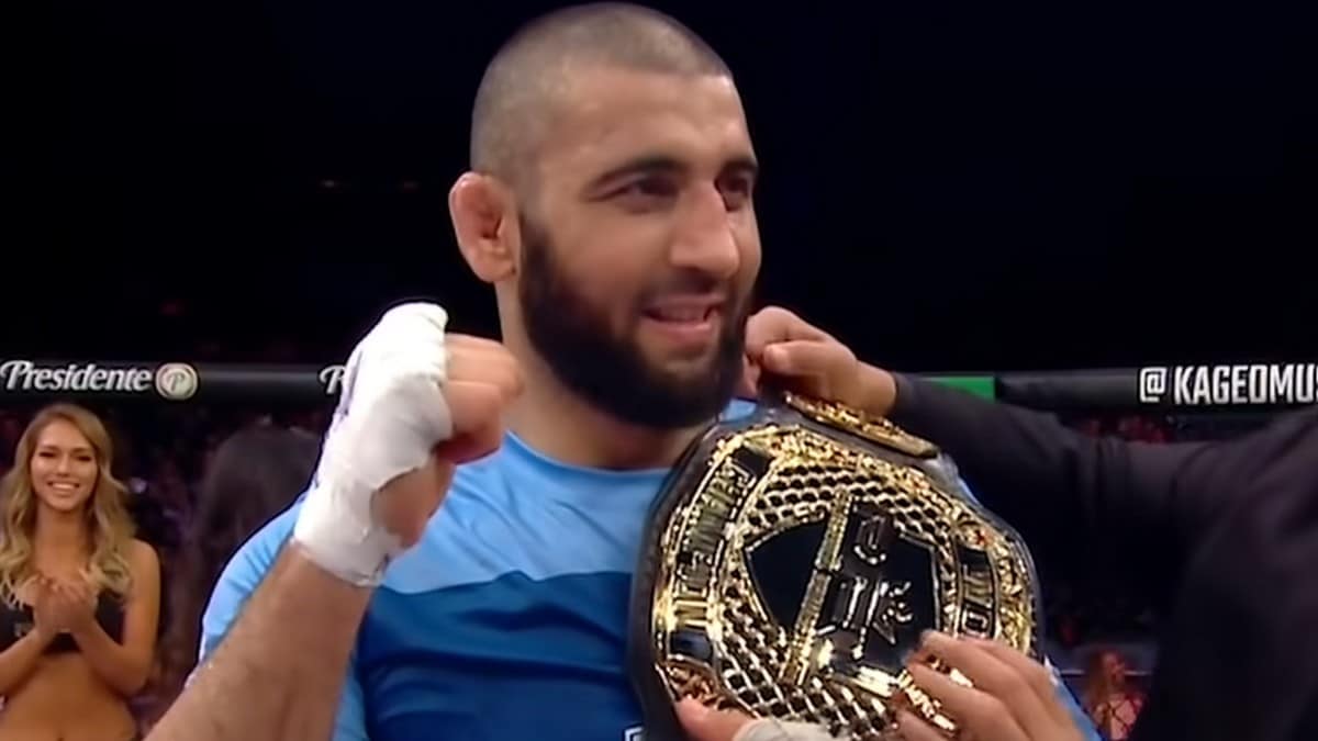 Un médaillé de lutte invaincu en MMA rejoint le Bellator