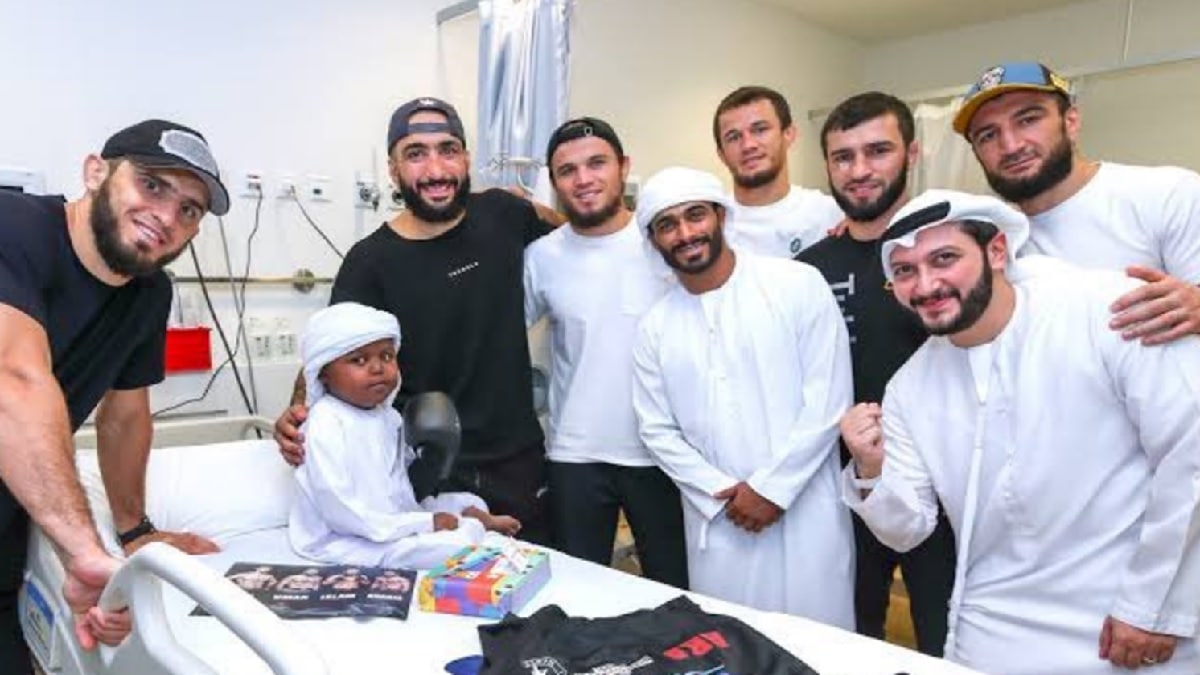 Islam Makhachev rend visite aux enfants malades de Dubaï