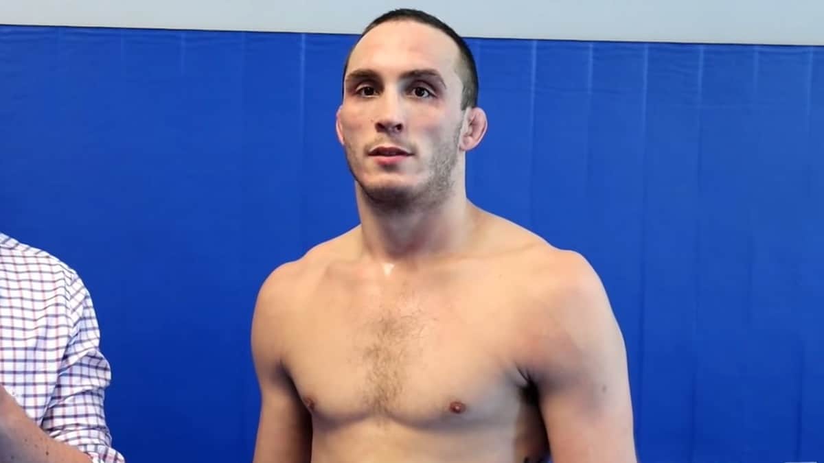 Un vétéran de l'UFC violente une femme puis menace la police