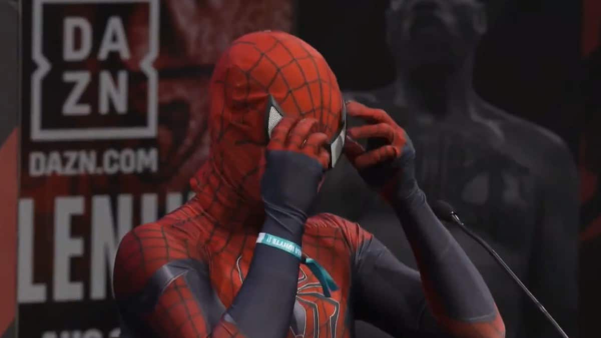 Un boxeur débarque en Spider-Man à sa conférence de presse