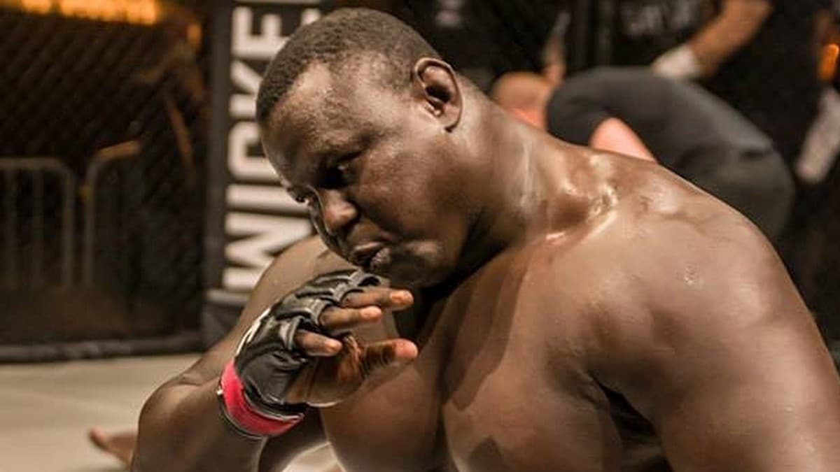 Bombardier, célèbre lutteur sénégalais, va combattre en France