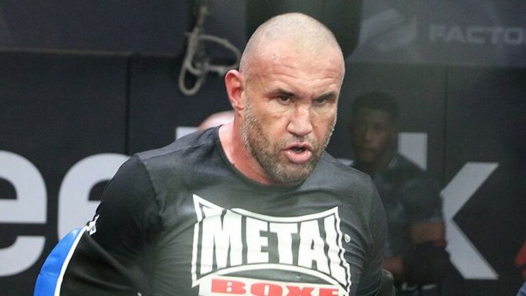 Jérôme Le Banner se recueille sur la tombe d'un ancien adversaire